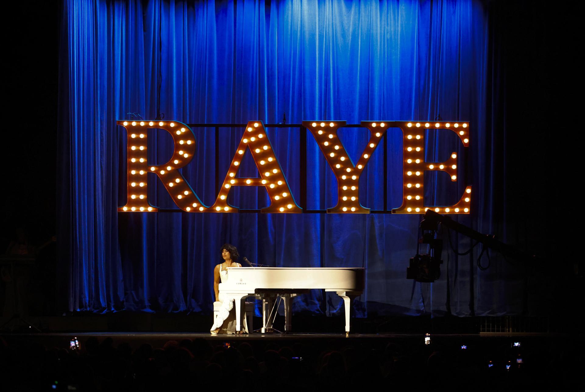 Brit Awards: ¿quién es Raye, la gran triunfadora de la gala?